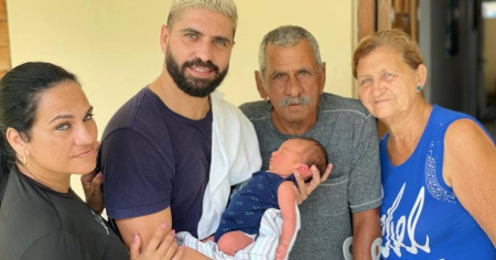 Hijo del actor cubano Alejandro Cuervo conoce a sus abuelos paternos