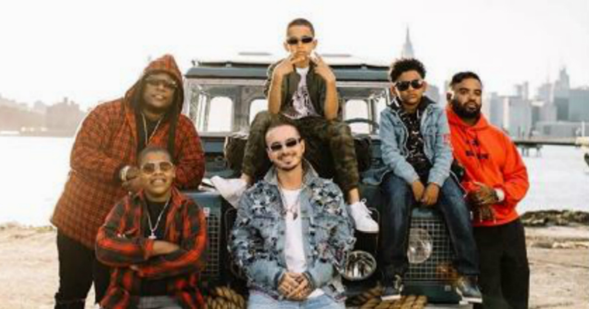 J Balvin, Zion y Lennox lanzan el tierno videoclip de "No es justo"