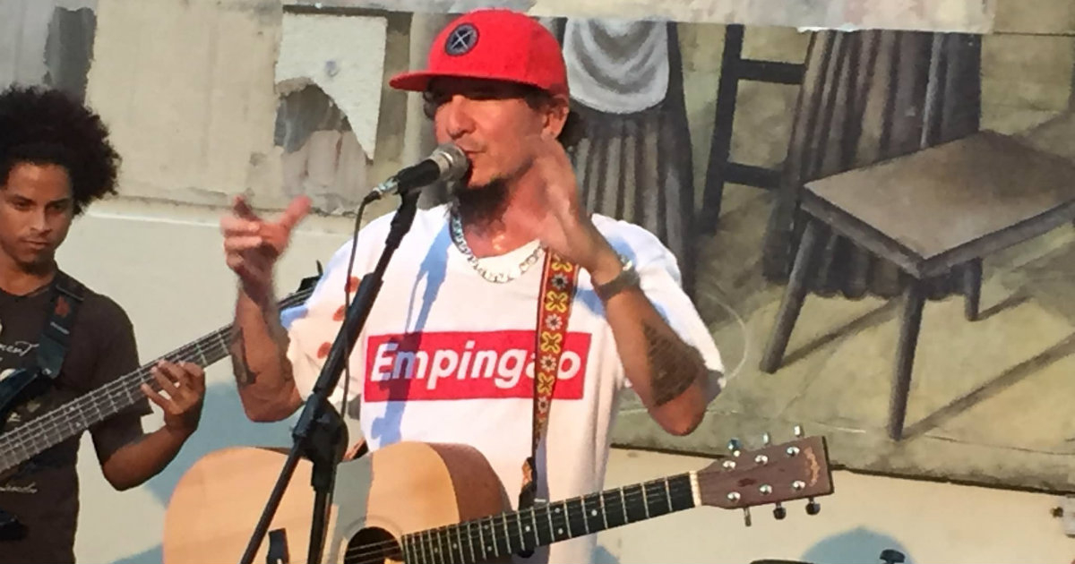 Athanai Castro, “el blanco rapero”, lanza tema junto a David Torrens