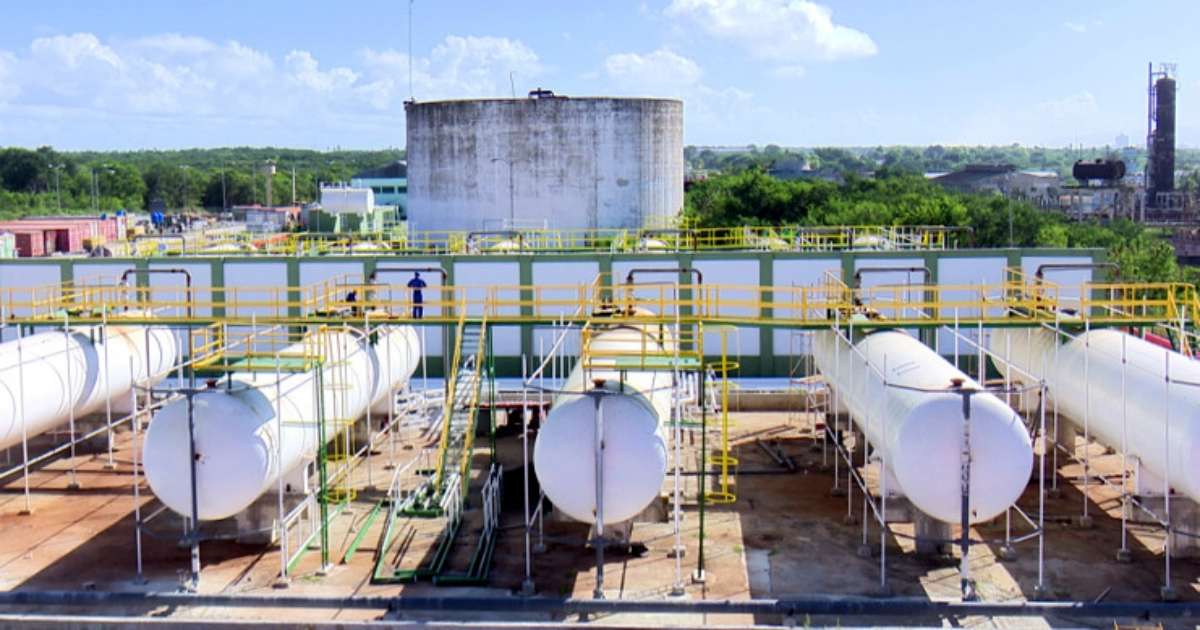 España negocia con Cuba para abastecer a la Isla de gas natural licuado