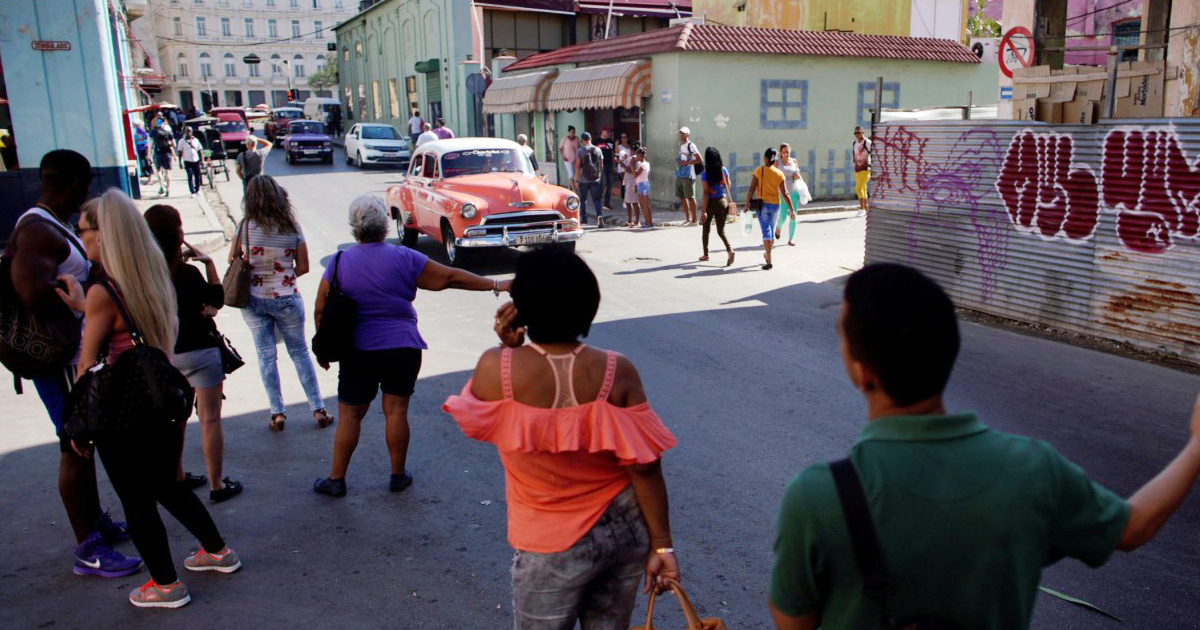 Cuba: Jóvenes de la Isla crean el "Uber cubano" que conecta a taxistas ...