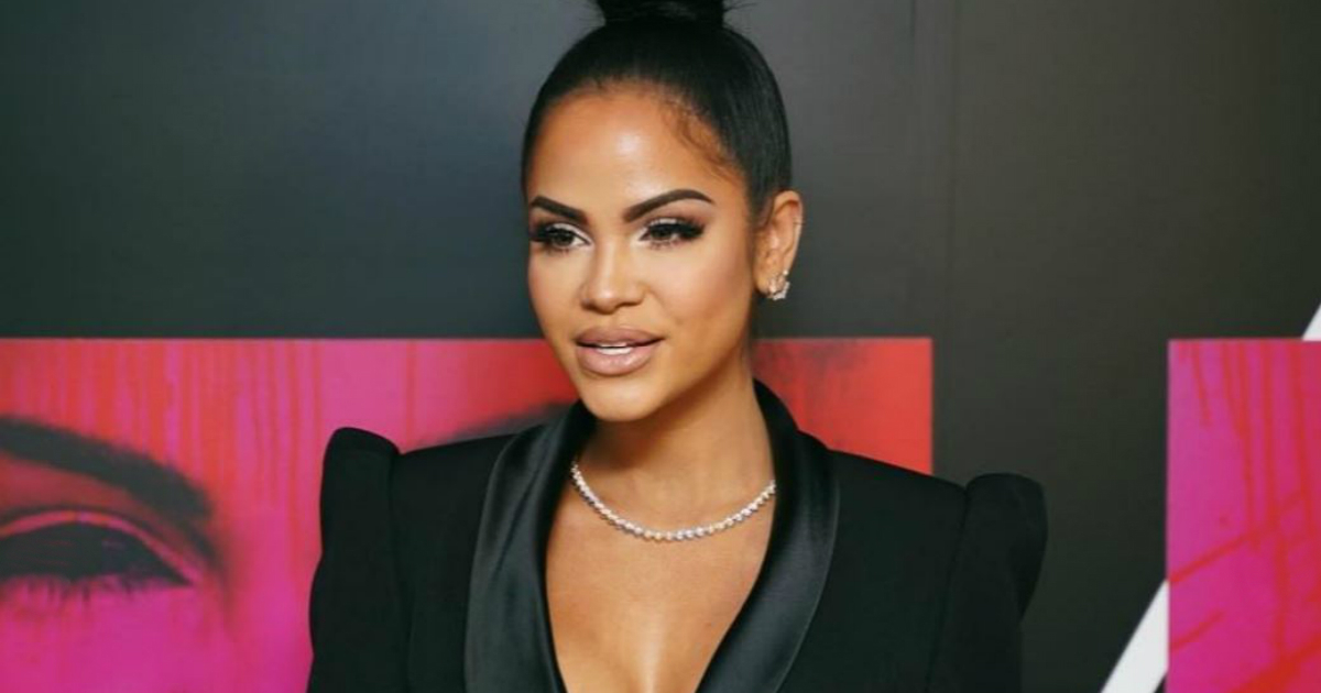 Natti Natasha presume de escotazo con un vestido de chaqueta