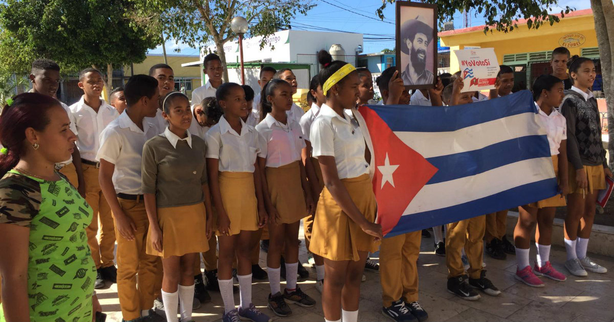 Un grupo de alumnos monta un mitin relámpago a dos cubanoamericanos en ...
