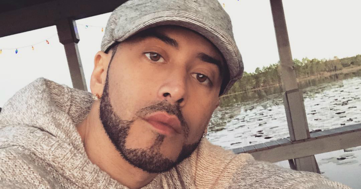 Yandel le regala 100 dólares a un hombre desde su auto