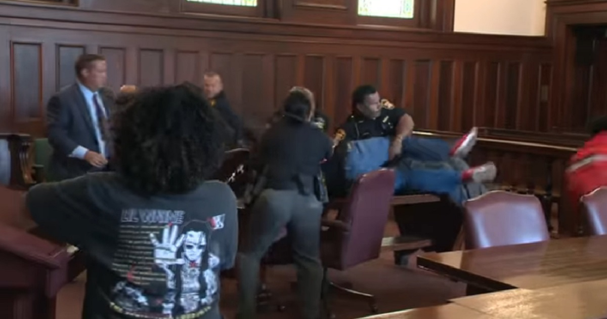 Dos hombres atacan en pleno juicio al asesino de su madre