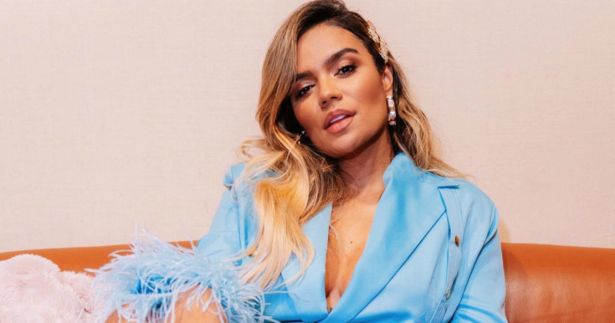 Karol G deslumbra con un escote infinito en los Premios Juventud 2019