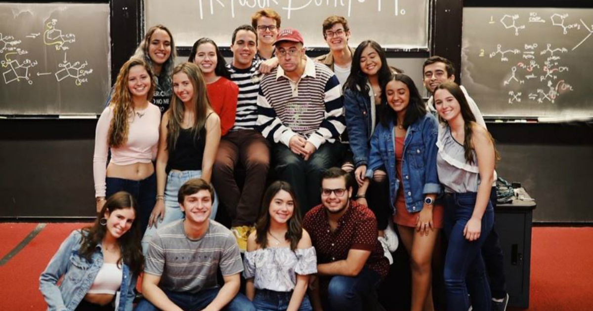 Bad Bunny da una charla sobre su música y activismo en la Universidad ...