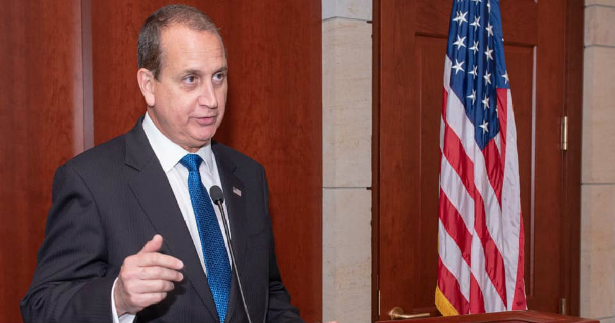 Mario Díaz-Balart se cura del coronavirus y puede reunirse con su familia