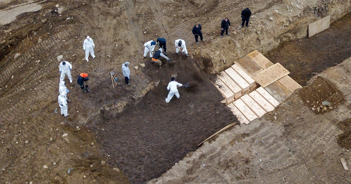 Así es la fosa común para sepultar a los muertos por coronavirus no ...
