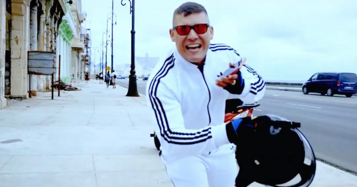 Raúl Lora te pone a bailar con su tema "La Motorina"