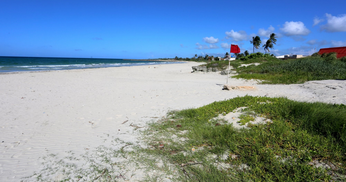 Playa de Guanabo, con bandera roja y desierta en pleno verano