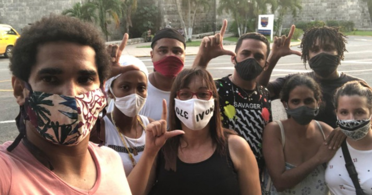 Activistas cubanos frente a estación de Policía: "No nos vamos a ir sin ...