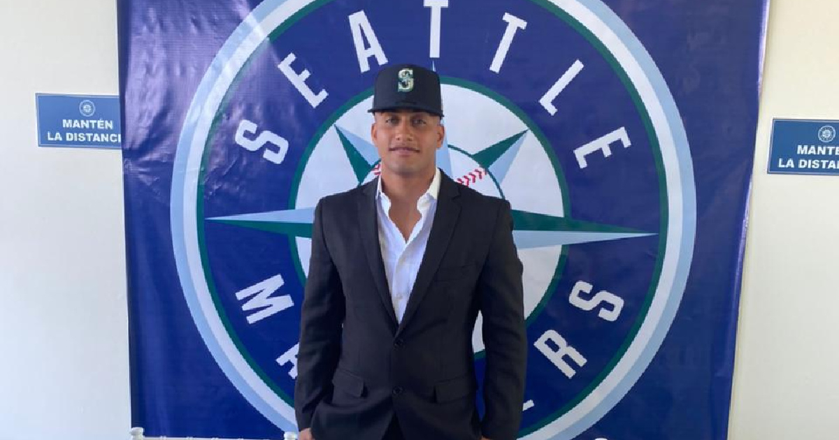 Jardinero cubano Víctor Labrada firma con los Marineros de Seattle
