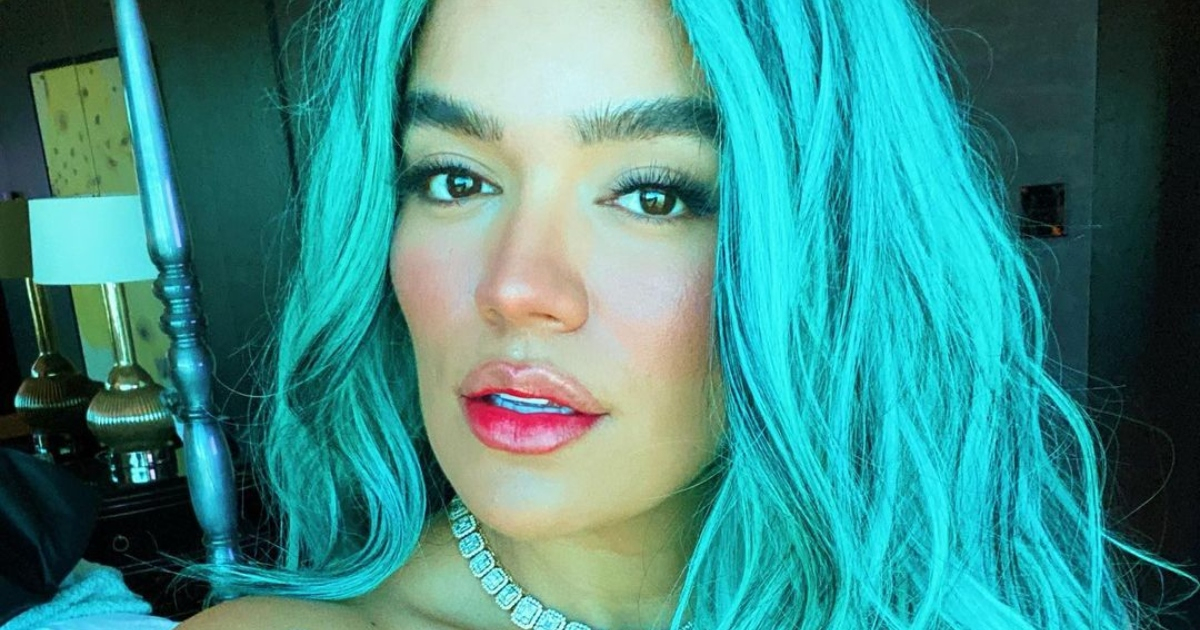 Karol G luce sus explosivas curvas con un minivestido negro