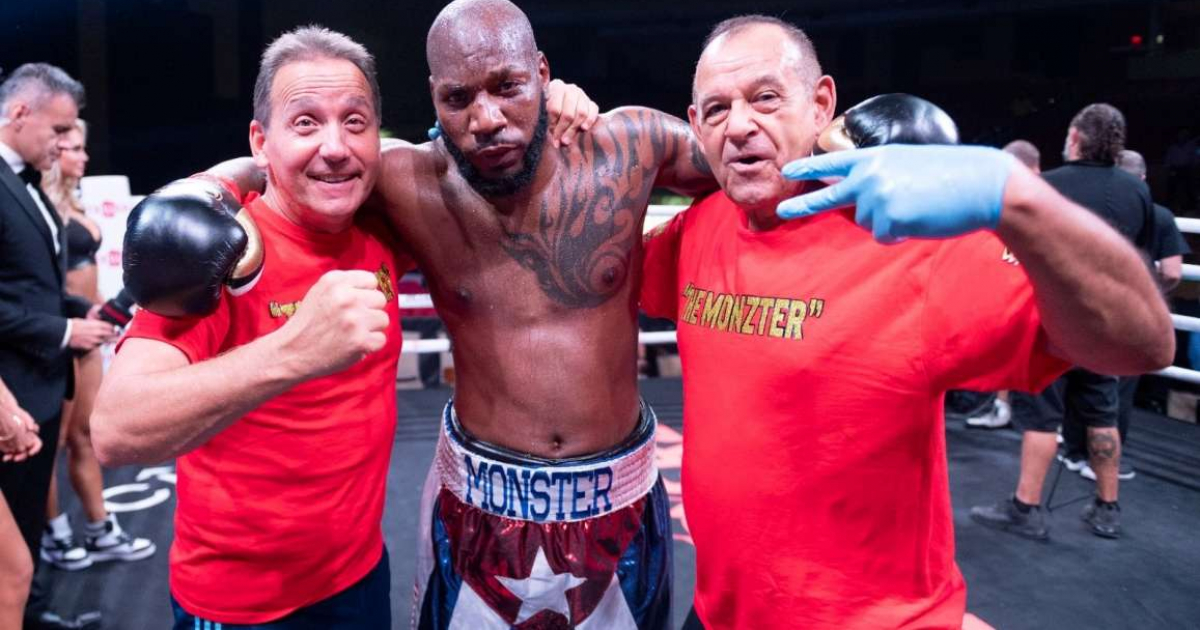 Boxeador cubano Yunieski González gana por KO al favorito Tommy Karpency