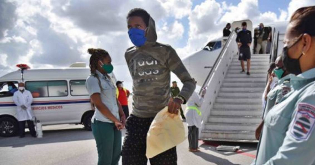 México deporta a 32 migrantes irregulares cubanos