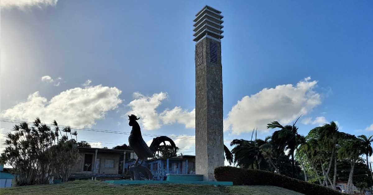 Restauran escultura del Gallo de Morón tras años de abandono