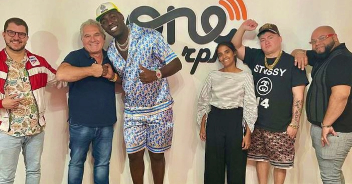 Reguetonero cubano Chocolate feliz por firma de contrato musical por ...