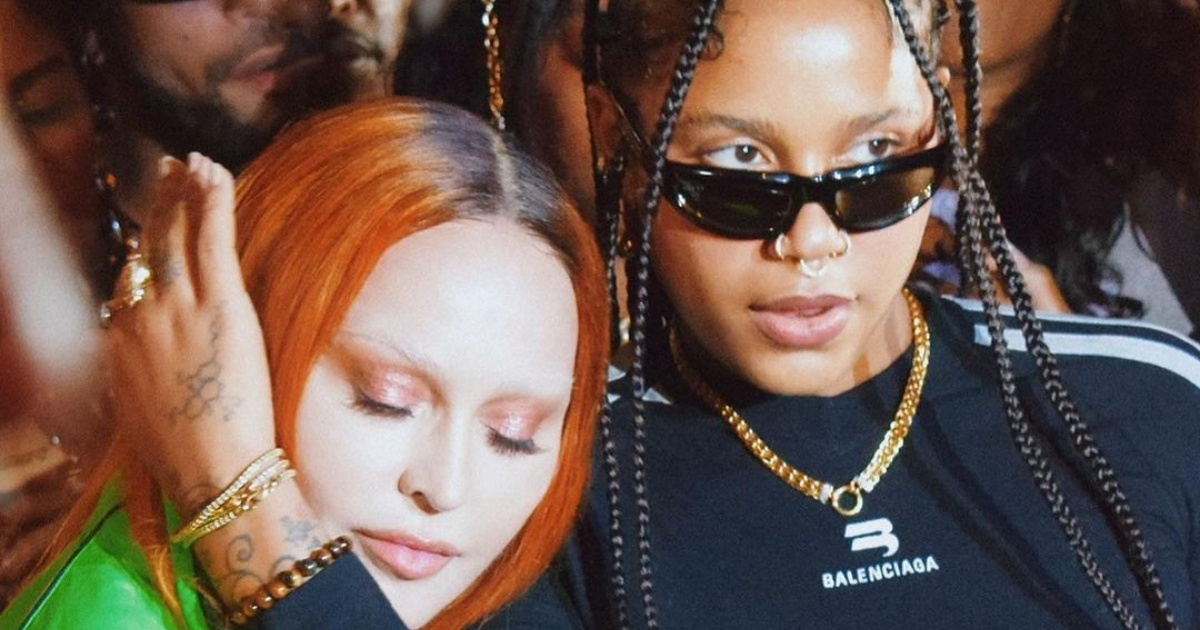 Madonna y Tokischa se besan durante desfile de moda en Nueva York