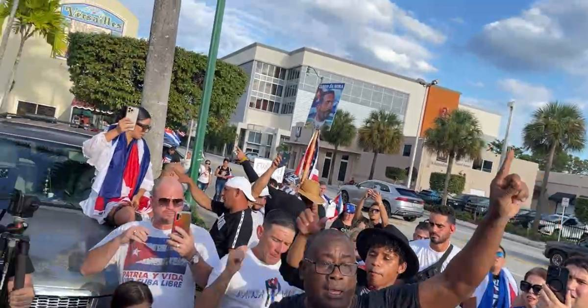 Manifestación frente al Restaurante Versailles en apoyo a las protestas ...