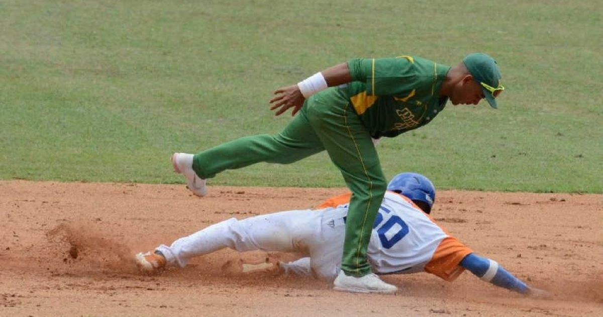 Pelotero cubanoTony Guerra llega a Estados Unidos