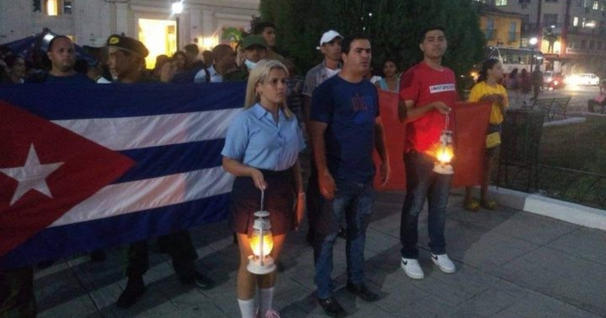 El recorrido del quinqué: Nuevo ridículo oficialista en Cuba