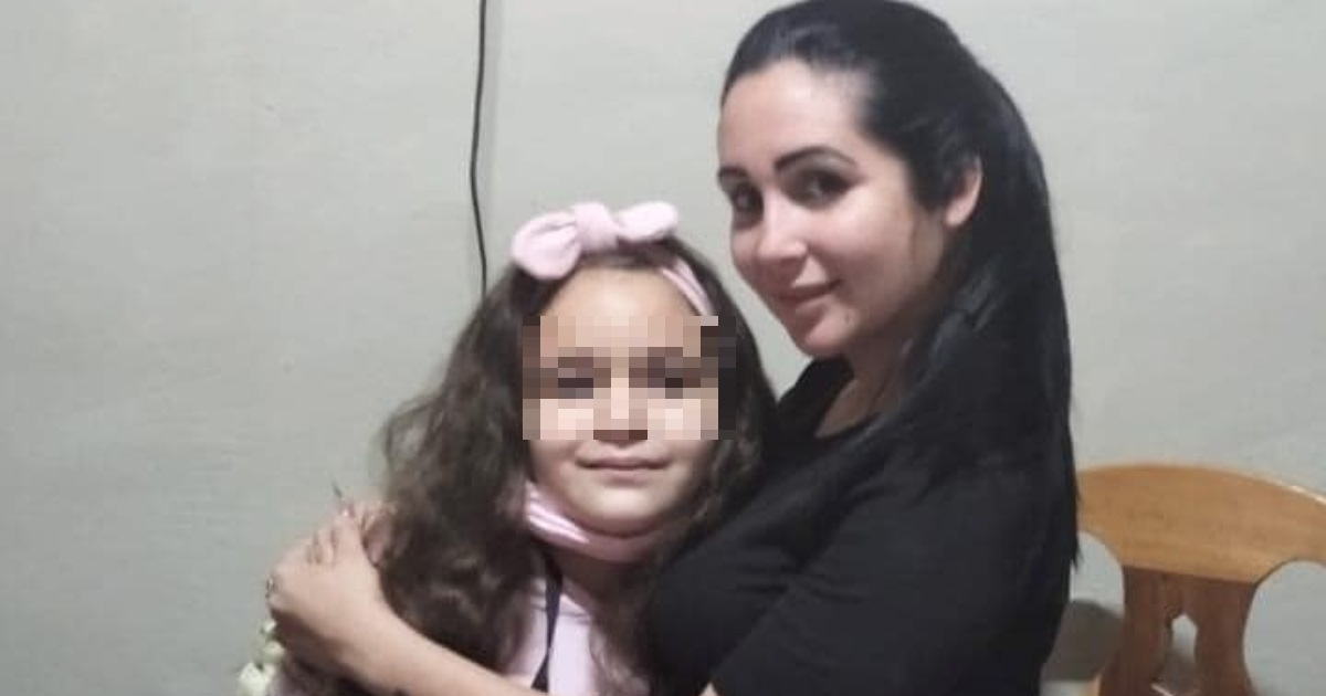 Carcelera impide que hija de presa política cubana se siente en las piernas de su madre