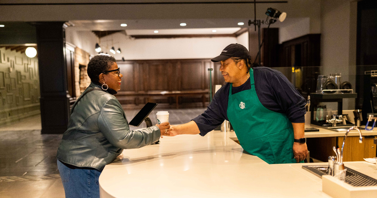 Mucho más que café: LeBron James abre un Starbucks diferente en su ...