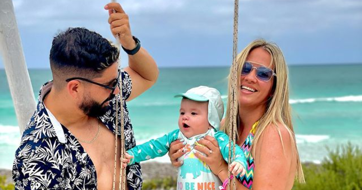 Alejandro Cuervo comparte adorable vídeo del primer baño en la playa de ...