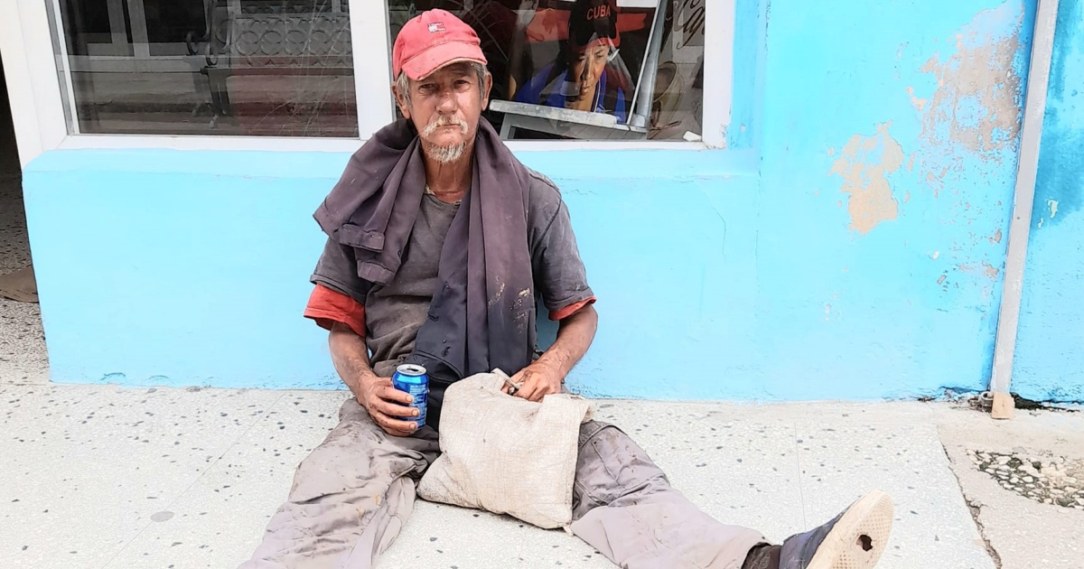Joven cubano entrega alimentos a mendigos en el boulevard de Camagüey