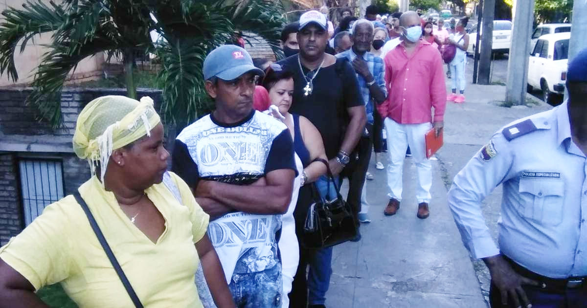 Dólar alcanza los 240 pesos en Cuba y salario mínimo del "ordenamiento ...