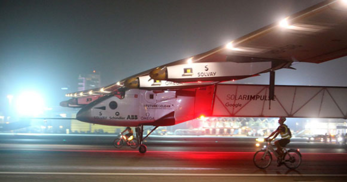 El avión Solar Impulse 2 aterriza en Abu Dhabi tras dar la vuelta al mundo