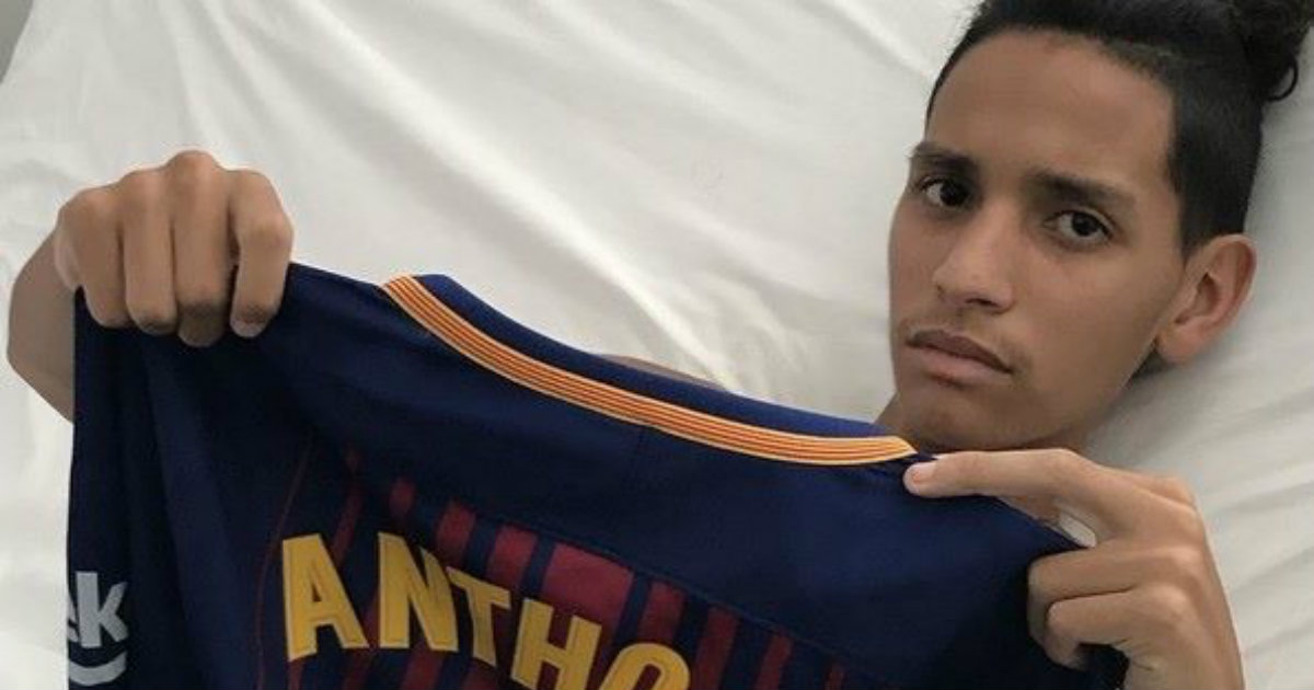 El héroe venezolano del tiroteo de Parkland recibe la camiseta del ...