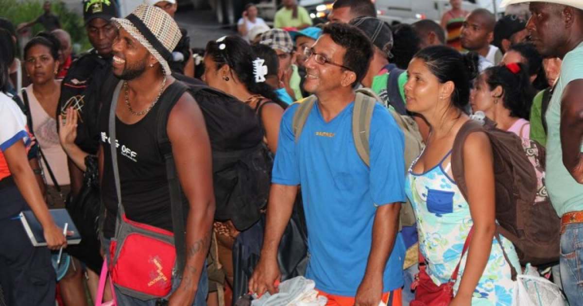 El primer grupo de emigrantes cubanos varados en Costa Rica se prepara ...