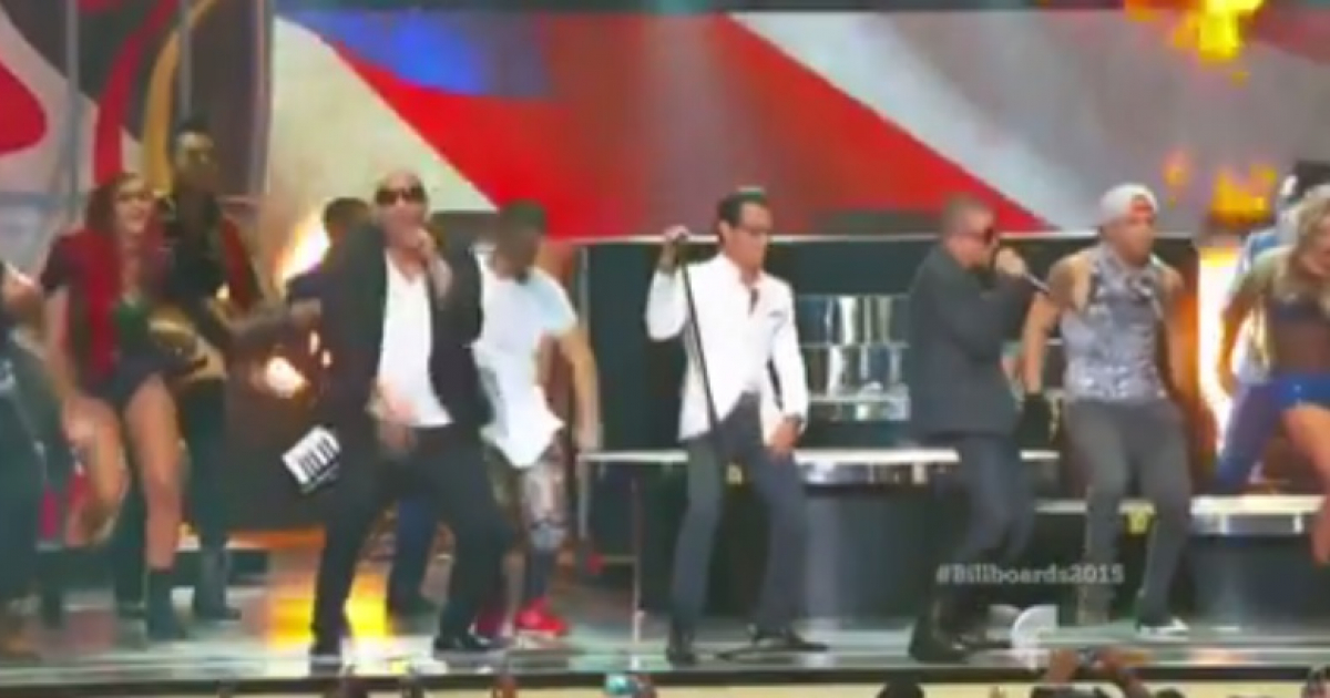 Gente de Zona ft. Marc Anthony "La Gozadera" en los Premios Billboard 2015