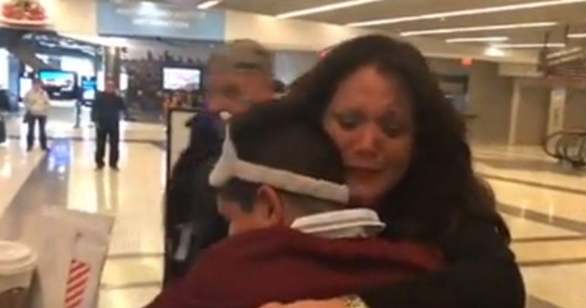 Madre Cubana Se Reencuentra Con Su Hijo Tras 5 Años Sin Verlo