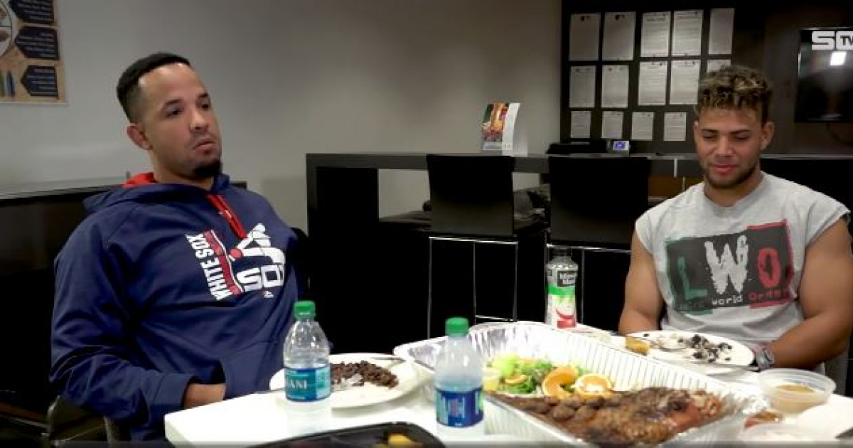 Pito Abreu y Yoan Moncada comparten una suculenta comida cubana