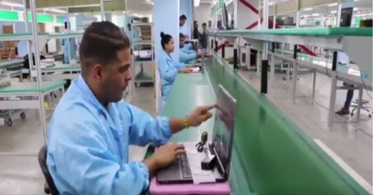 Así se trabaja en la única fábrica de computadoras portátiles en Cuba