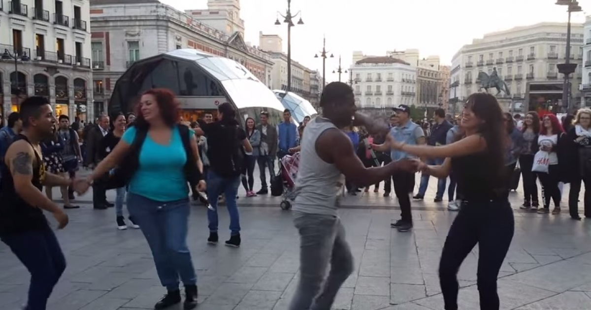 Bailando timba cubana en La Puerta del Sol de Madrid