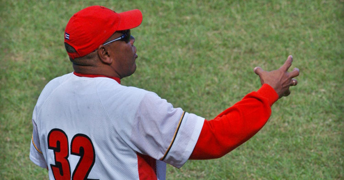 Expelotero cubano Víctor Mesa anuncia su retiro como director