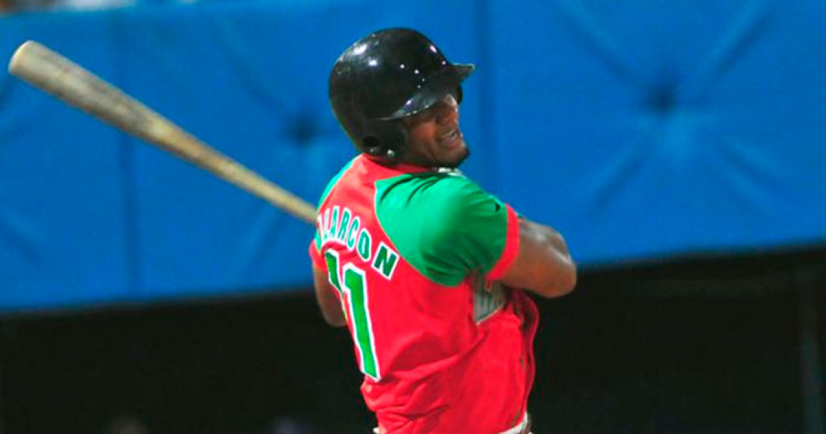 Yosvani Alarcón dispara par de jonrones y llega a 100 en Series Nacionales